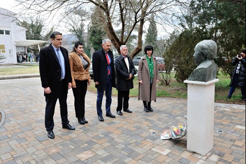 Laying flowers on the memorial bust of Dzemal Bijedic